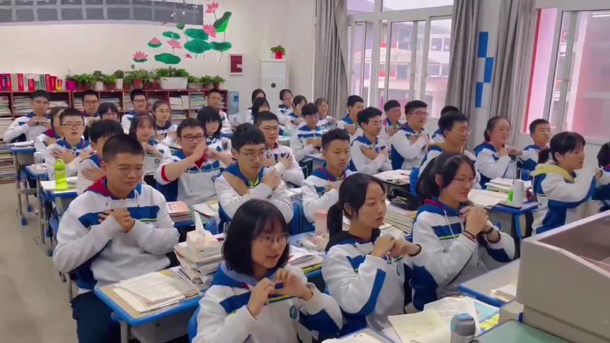 #最好的舞台手势舞 下雨天,室内的体育课也要动起来!