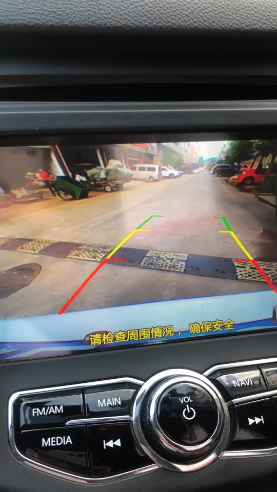 CS75的倒车影像,还配有辅助线,可以跟随你的方向盘变化方向
