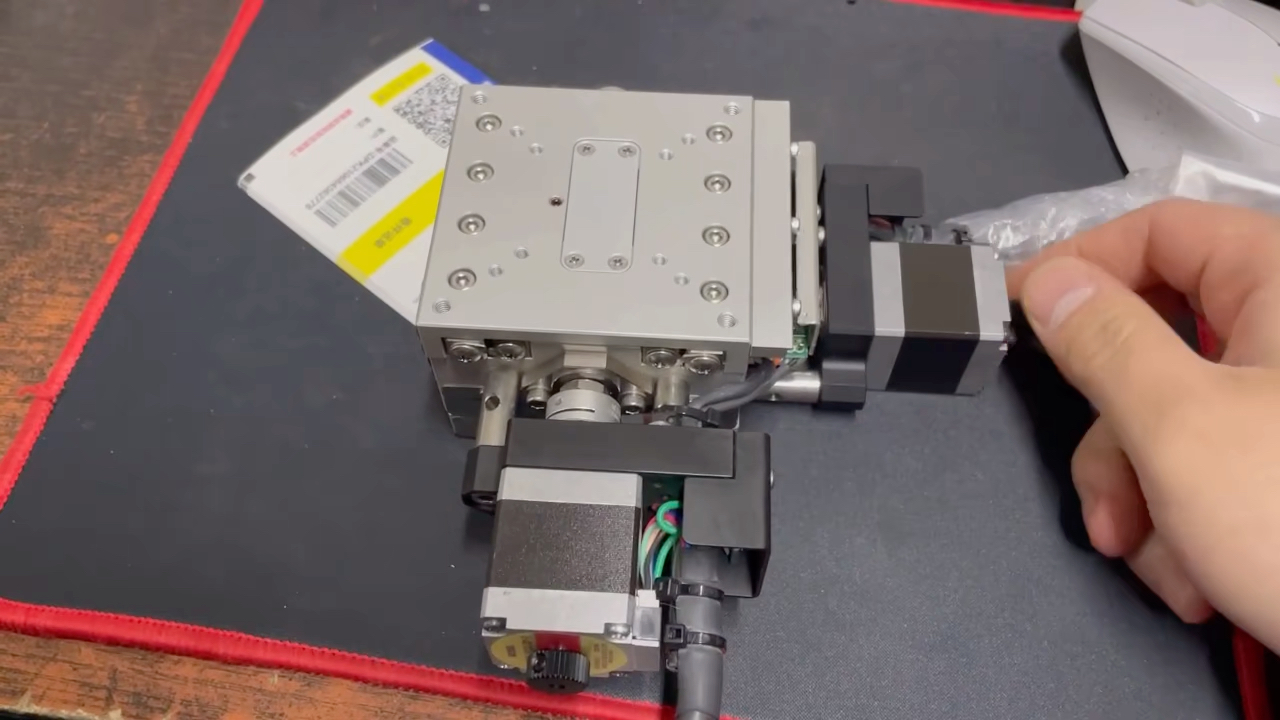 ...丝杆+交叉滚子+弧形交叉滚子导轨传动结构非常精密 0.003°角度精度