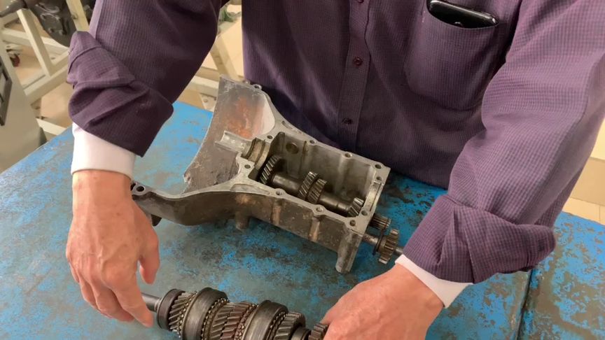 学院里的老师详细讲解变速器的拆装