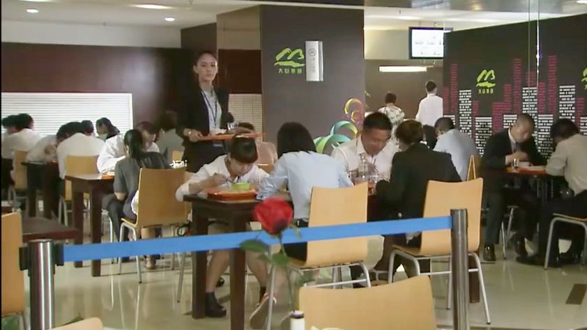 公司规定员工食堂吃饭,普通职员不能坐在高级职员的座位上吃饭