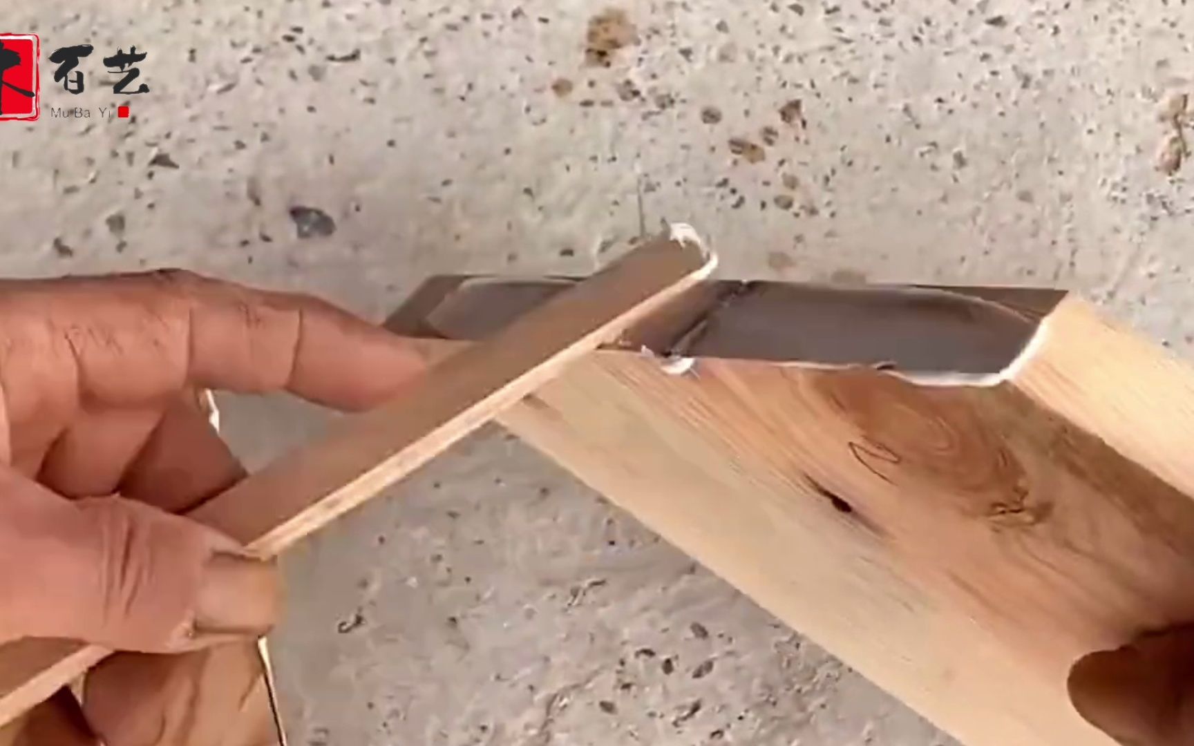 大叔用废木手工制作一款非常有个性的桌子,非常有艺术感