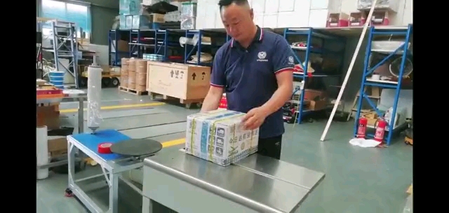 标书打包最重要就是缠膜和垫泡沫纸,因为标书外面的牛皮纸很脆,就...