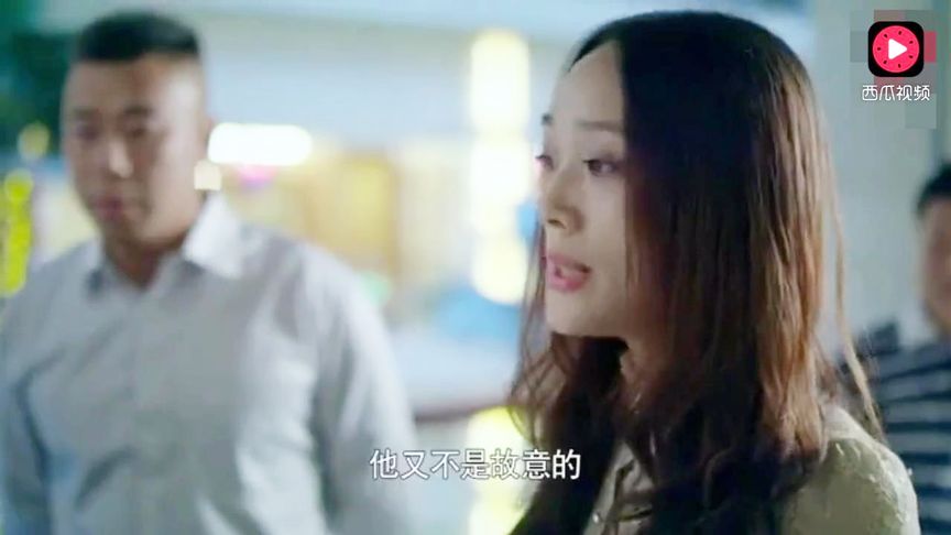 小朋友在餐厅扔筷子砸东西,家长还鼓掌纵容,坐旁桌都看不下去了