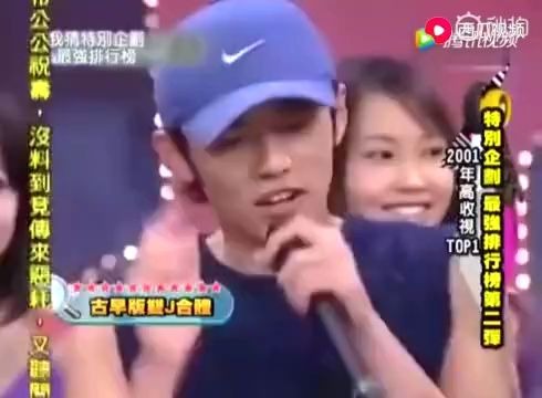 刚出道的蔡依林与周杰伦表演接吻,在当时创下超高收视,满满青春