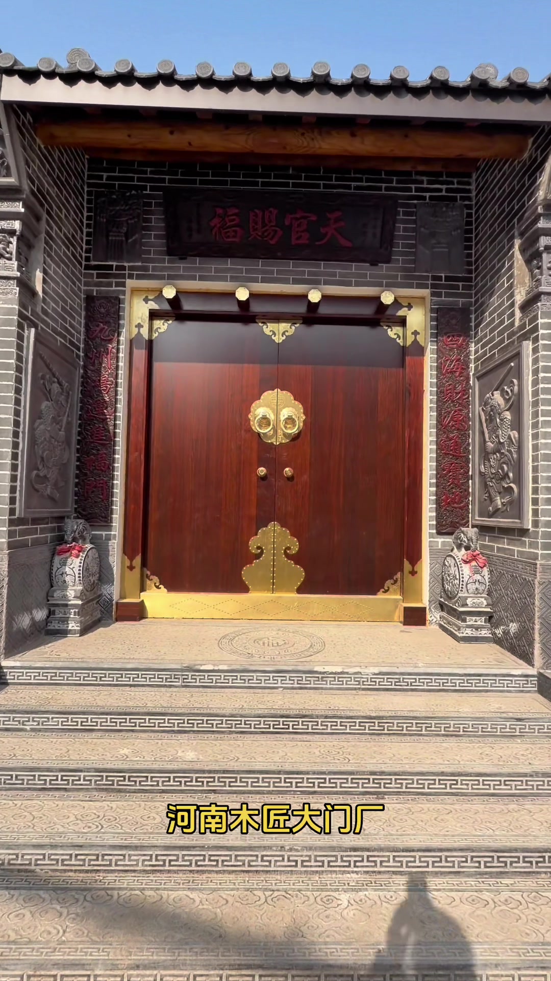 ...安装印尼菠萝格仿古实木大门!老式门拴对开门款型,稳重大气的木门...