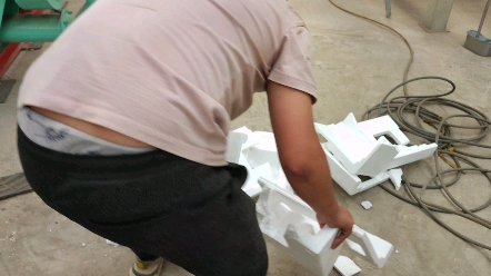 生活中处处可见的泡沫板回收用多功能粉碎机粉碎再利用比卖废品更有...