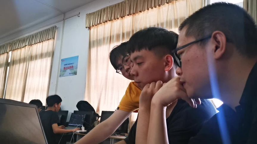 从课工场教室到湖南理工机房课工场同学们为了争取答辩机会直接…