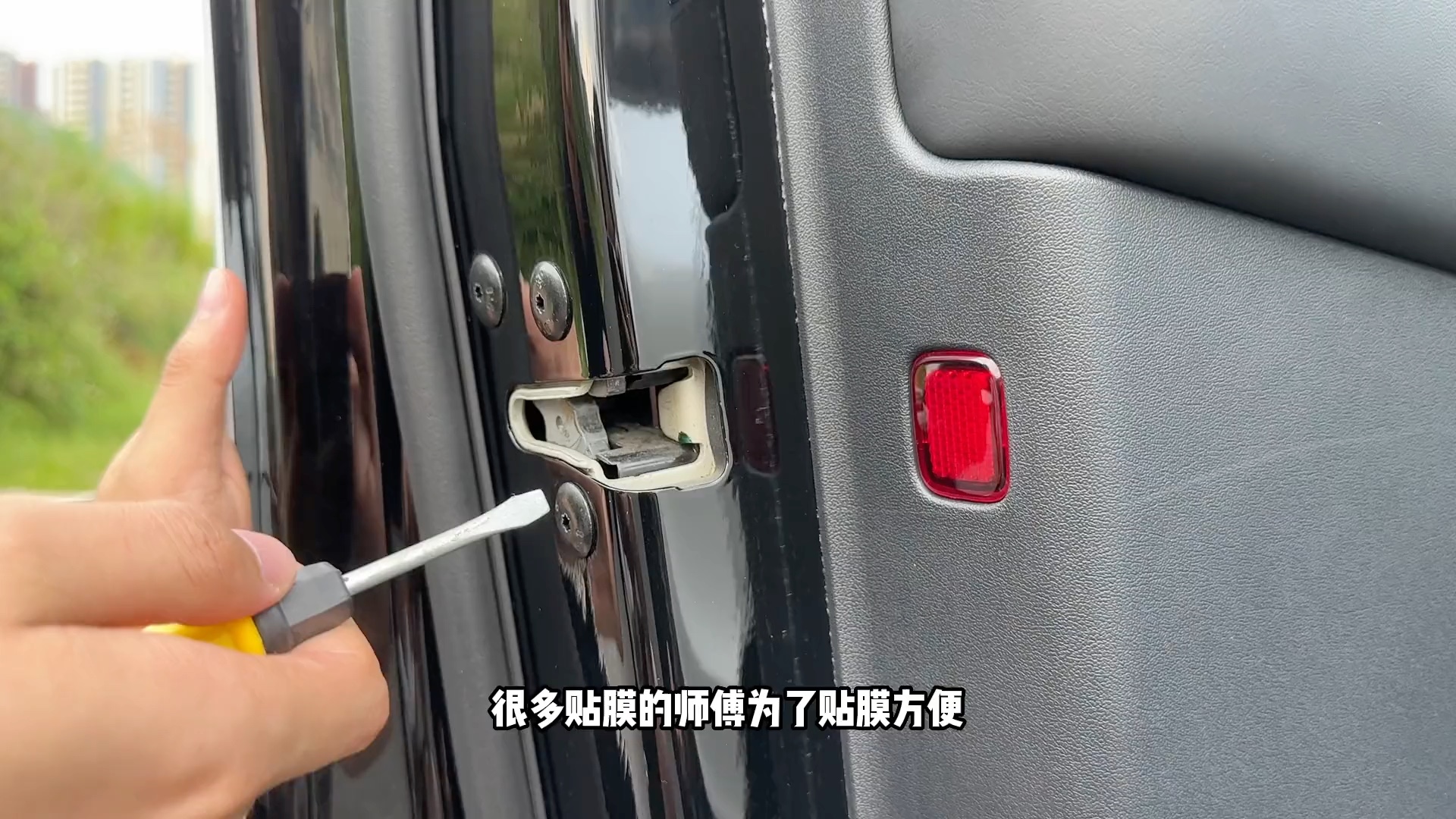 如何避免特斯拉无框玻璃被夹碎