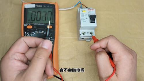 红表笔接220V火线,手触碰黑表笔会不会触电?