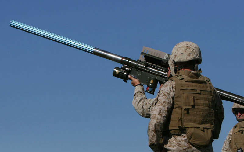 美国海军陆战队士兵利用“毒刺射击模拟器”进行训练