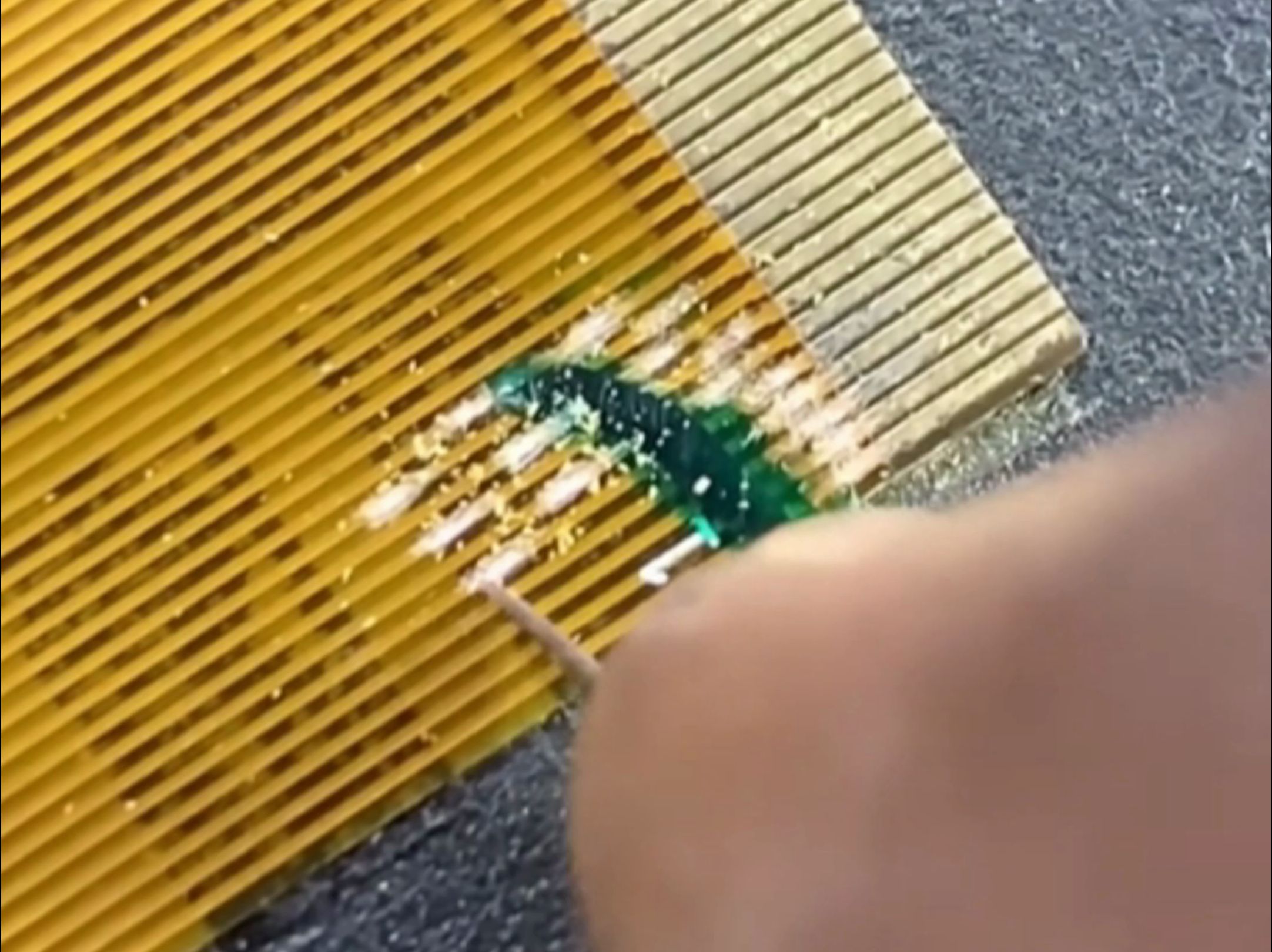 用电烙铁修复软排线接口