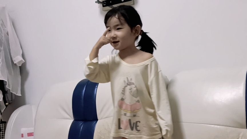 读了三天书的宝宝,学会用手指头算数,唱歌。