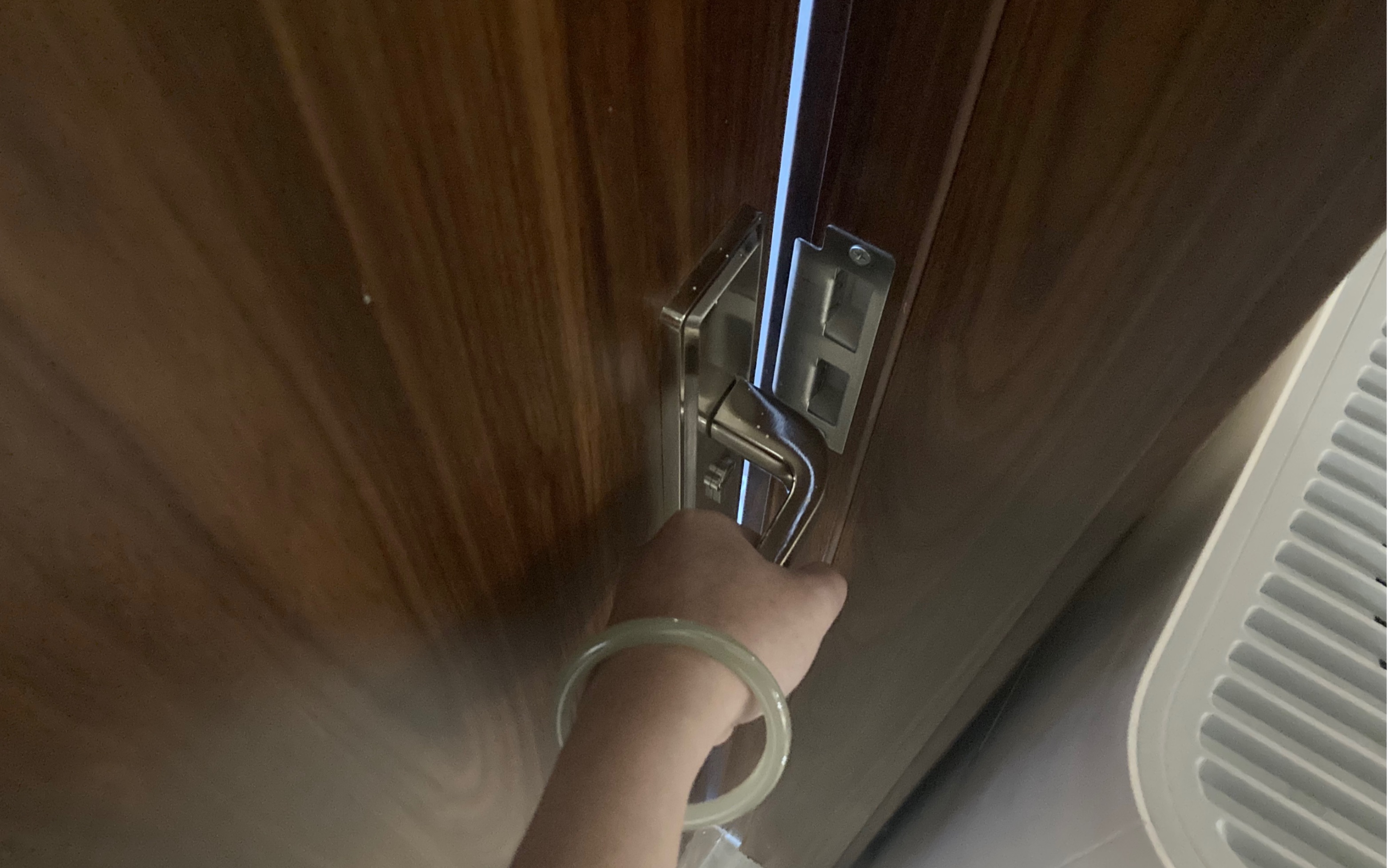 自家卧室门锁卡住打不开?你或许可以试试…