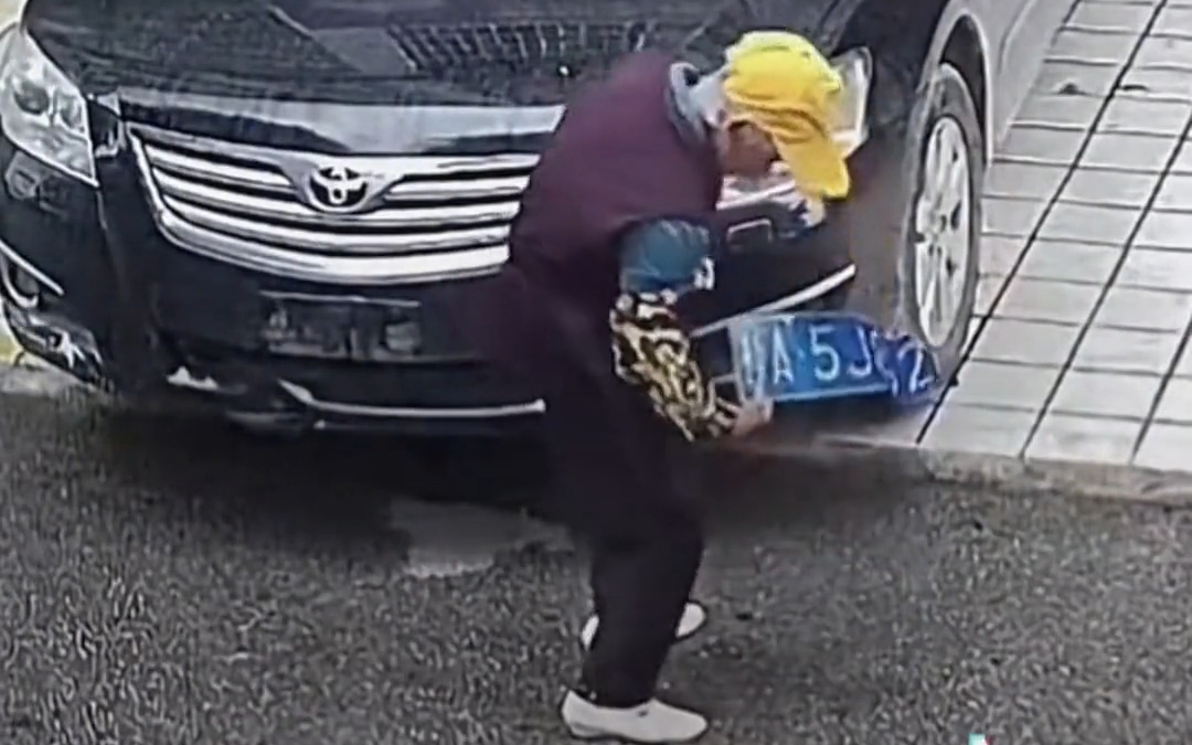 大爷,这操作也是没谁了,原谅我不厚道的笑了。