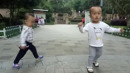 老公在外不归家,聪明媳妇偷偷发来这段宝宝视频,老公悄悄溜回家