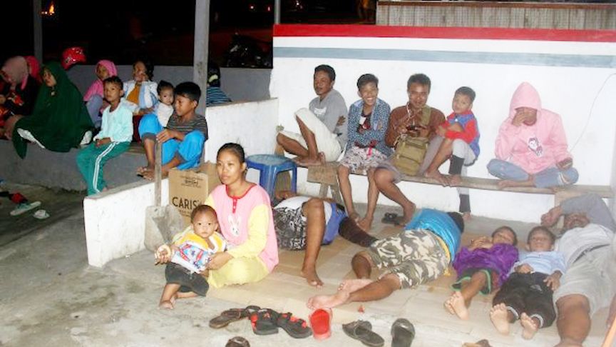 印尼发生6.8级地震 海啸预警发布后大批民众拖家带口逃难