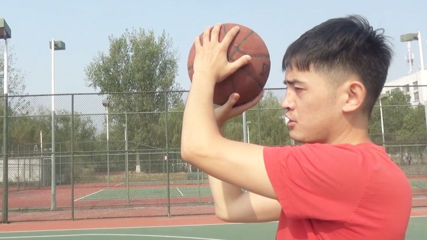 双手原地投篮,教练讲解最基本的动作,让你轻松学会投篮!