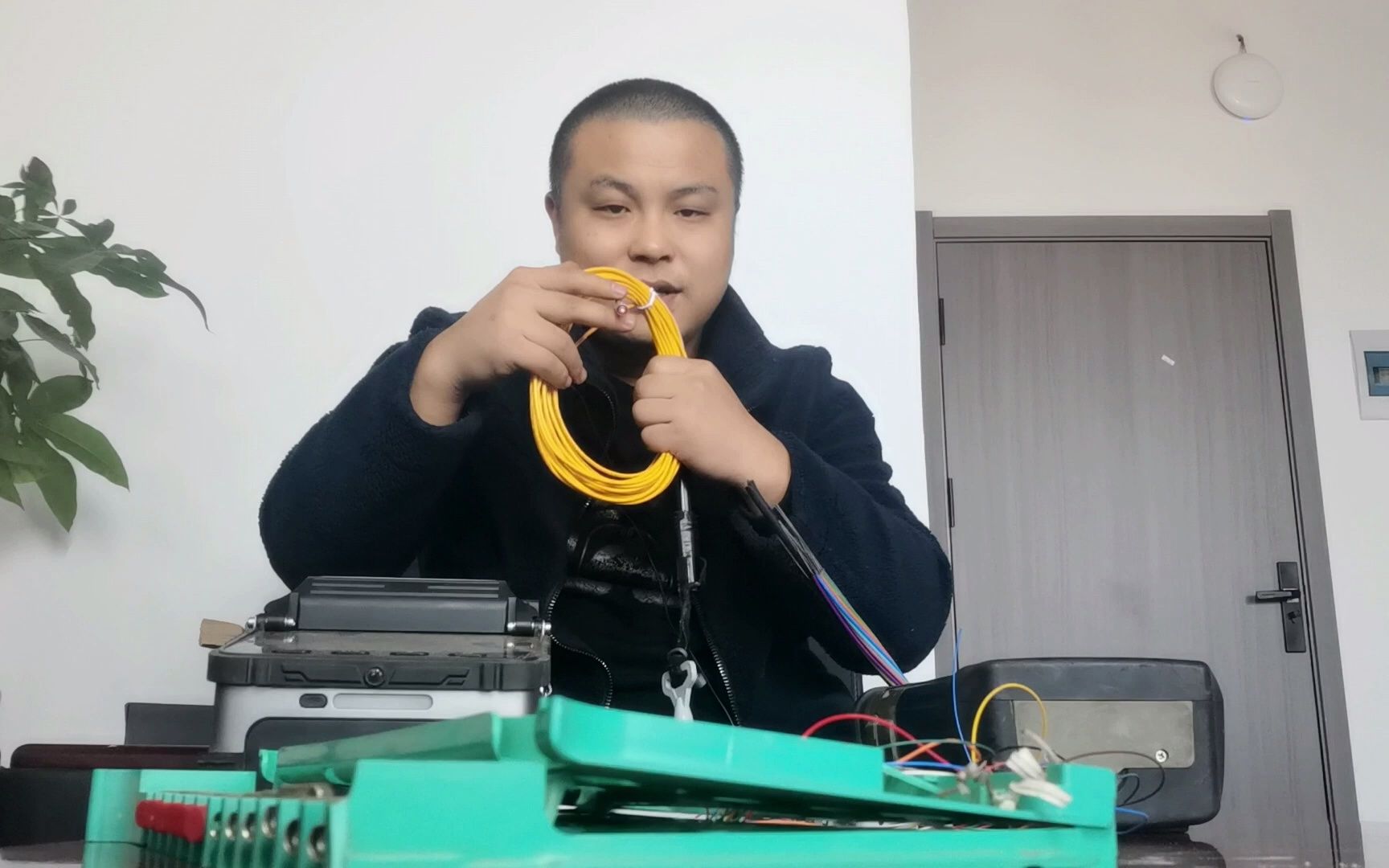 通信光缆是如何连接到通信设备的