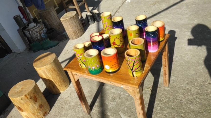 90后山村美女为了省钱 自己动手制作笔筒 成品做好后被惊艳到了