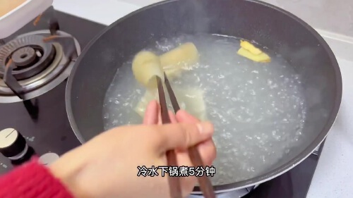 双色肉皮冻,年夜饭来一份,做法简单,好看又好吃花式晒年味有年尾年夜...