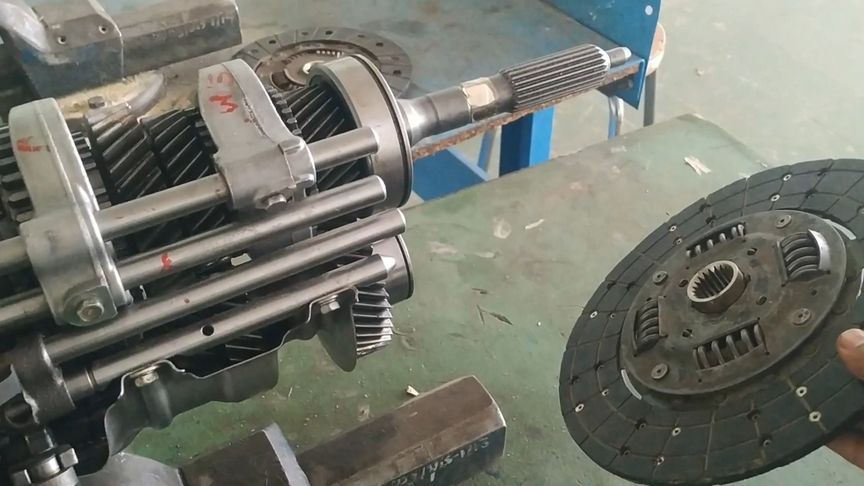 汽车离合器的工作原理,看完就知道为什么踩了离合器车就不动了