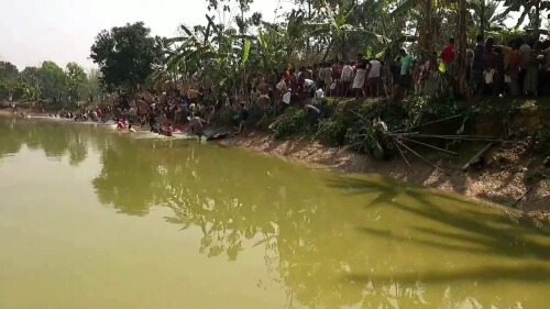 池塘摸鱼看看有大鱼吗?全村500人下水摸鱼,男子都抓不住鱼兜了