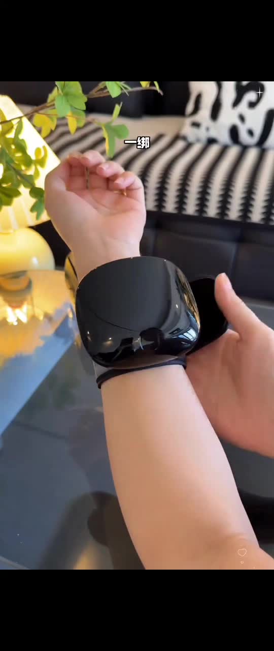 这才是爸妈需要的血压计。告别脱衣绑袖带的繁琐操作。直接戴手腕上...