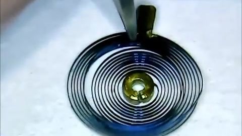 看看修表师傅如何修整变形的游丝