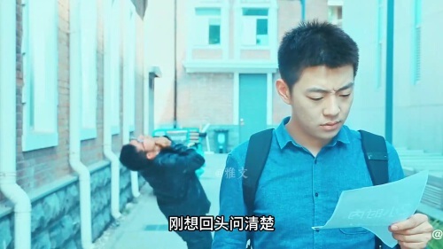 这是一张看似普通的传单,男子随意接下后,却不料噩梦随之降临