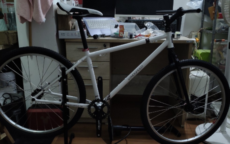 山马钢架自行车,黑白搭配,框架已搭好