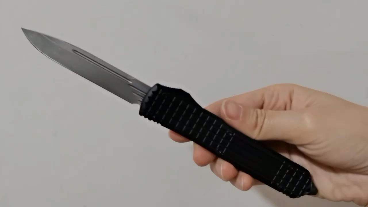 ...可以正常使用(配K鞘)全长:21.5cm  刃材:D2 柄材:铝合金 硬度:59HRC