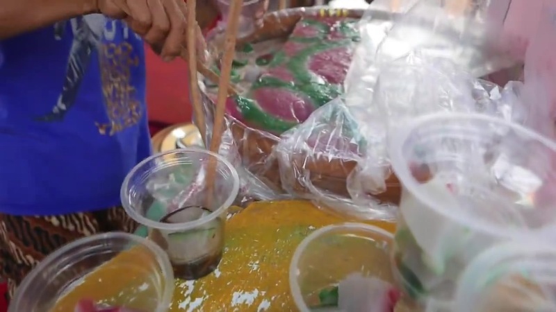 印尼街头美食,Q弹无比的彩虹糕奶茶,香浓醇厚喝着太满足了!
