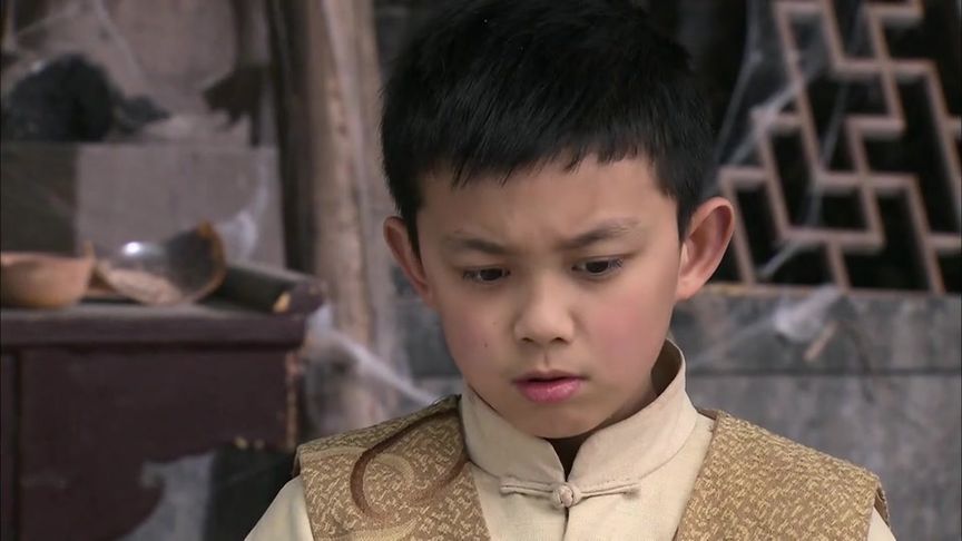 当小孩得知爸爸已死,整个人呆住了,反而悲痛得什么话也说不出来