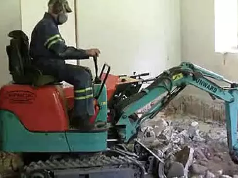 小型挖掘机钩机室内工作视频表演