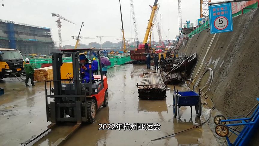工地小伙下雨天还要违章操作,每天的安全教育讲给谁听呢?真无奈