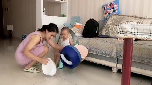 宝宝尝试第一次用小马桶,结果以失败告终,小马桶只能当玩具了