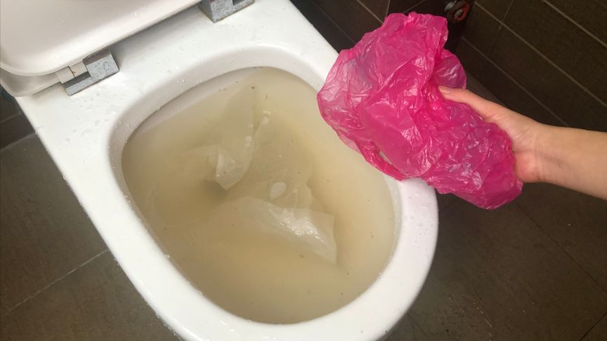 马桶不小心堵住了,用一个塑料袋,1分钟疏通马桶,别花钱请人掏