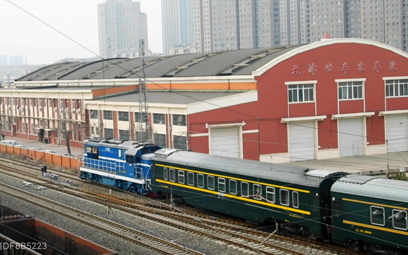 【中国铁路】“完美”会车,HXD3D0640牵引T367次列车鸣笛通过天津...