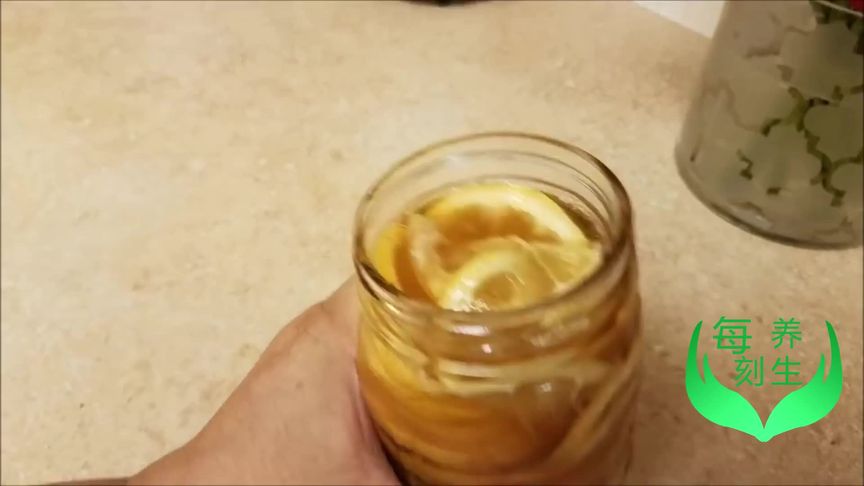 像这样做一罐放冰箱,随时随地就可以喝到好好喝的蜂蜜柠檬啦
