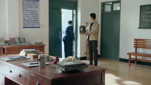 小伙找领导批条,遭领导卡流程,没想到小伙哥哥是狠人