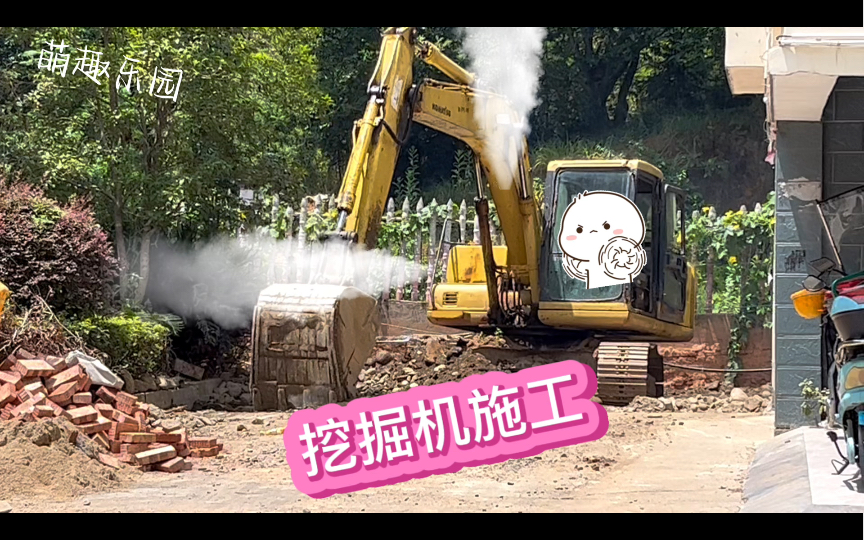 道路塌方,挖掘机和翻斗车冒雨修路,工程车施工现场视频,挖掘机挖土...