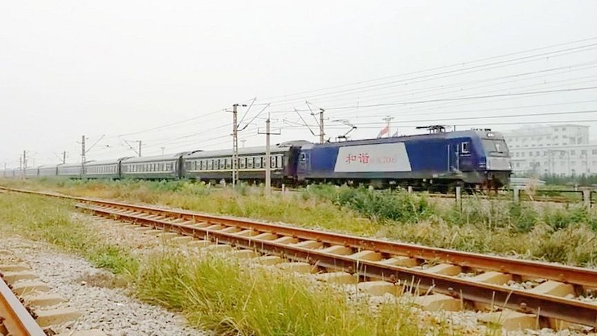 沈阳开往临汾的火车 HXD3C牵引K960次中途鸣笛通过太原段