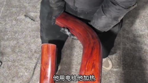 你看老木工是怎么给实木楼梯扶手握弯的?一次成型,太先进了!