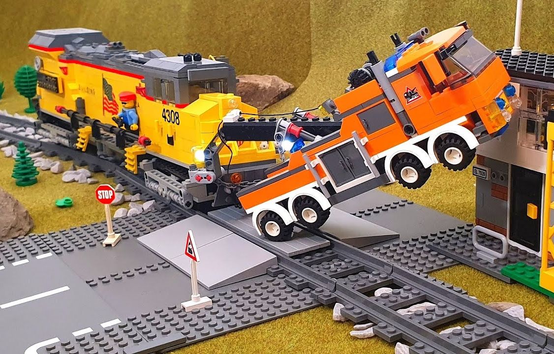 乐高火车ߚ�事故现场:与汽车和卡车ߚ�的激烈碰撞