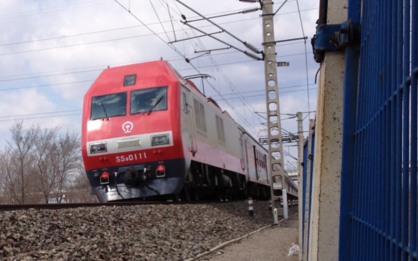 SS9G-0111,沈局沈段,牵引K1528次(哈尔滨西-邯郸)列车由京哈线上行...