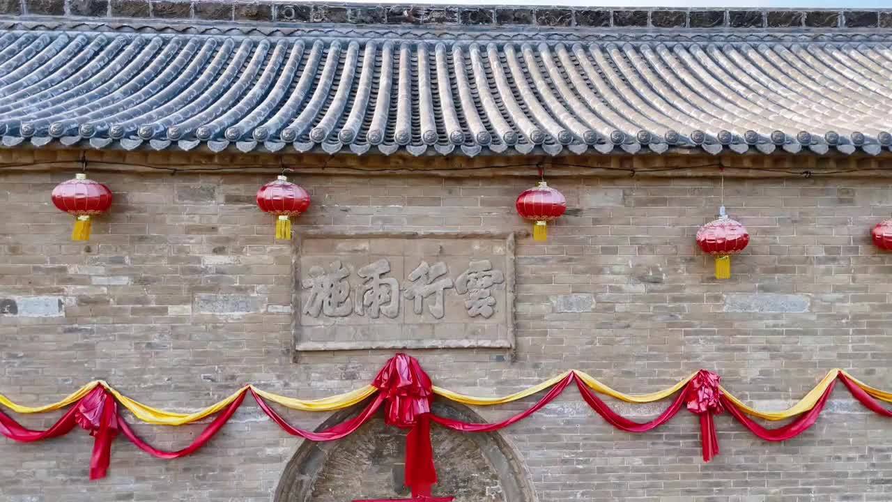 ...用中轴线和庭院串联,形成主次分明的建筑群,既宏伟壮观又整齐美观#...