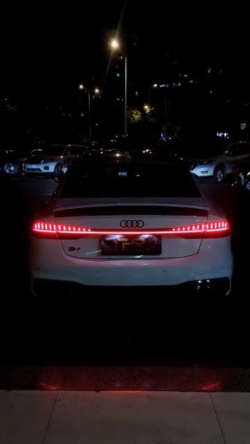 随着时钟的时针缓缓地走动着。