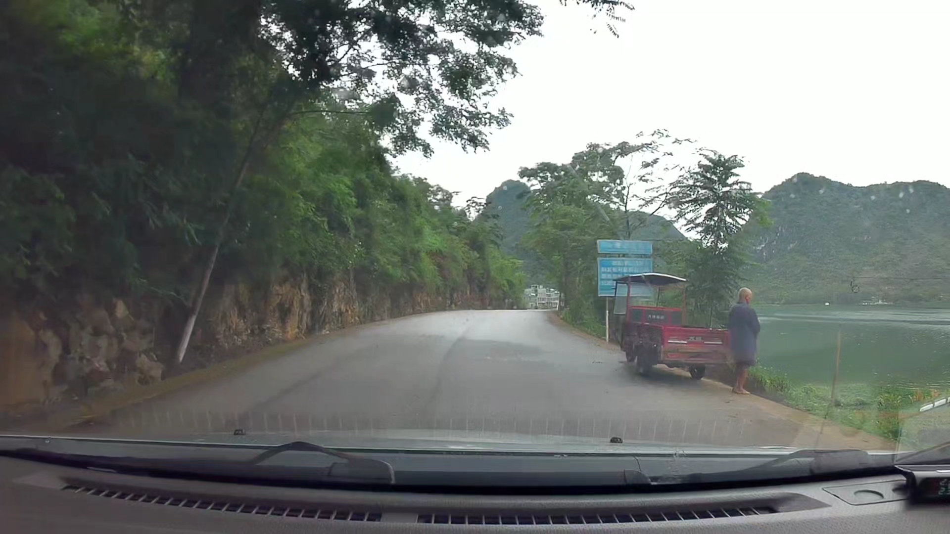 具有小桂林之称的渠洋湖