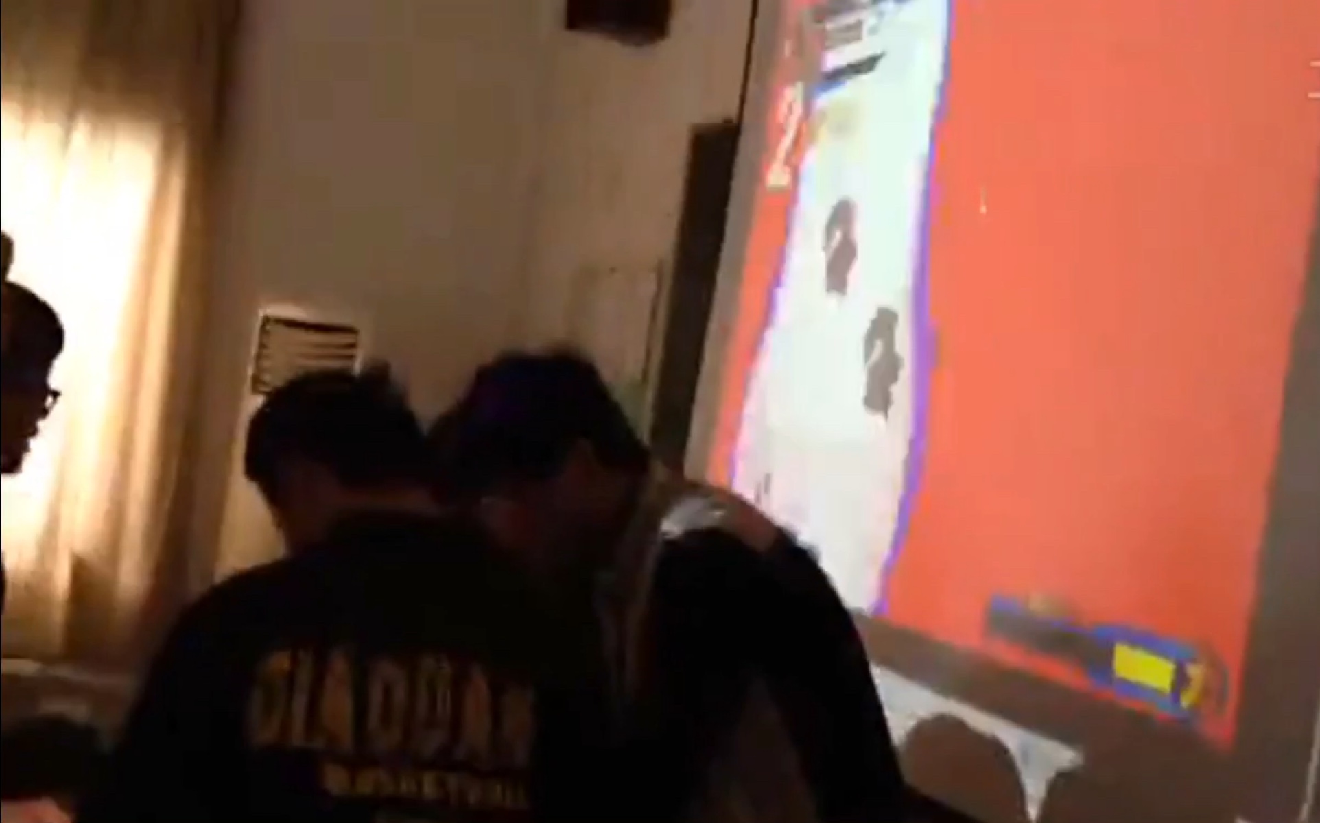 下课用教室投影仪打拳皇是种什么体验!